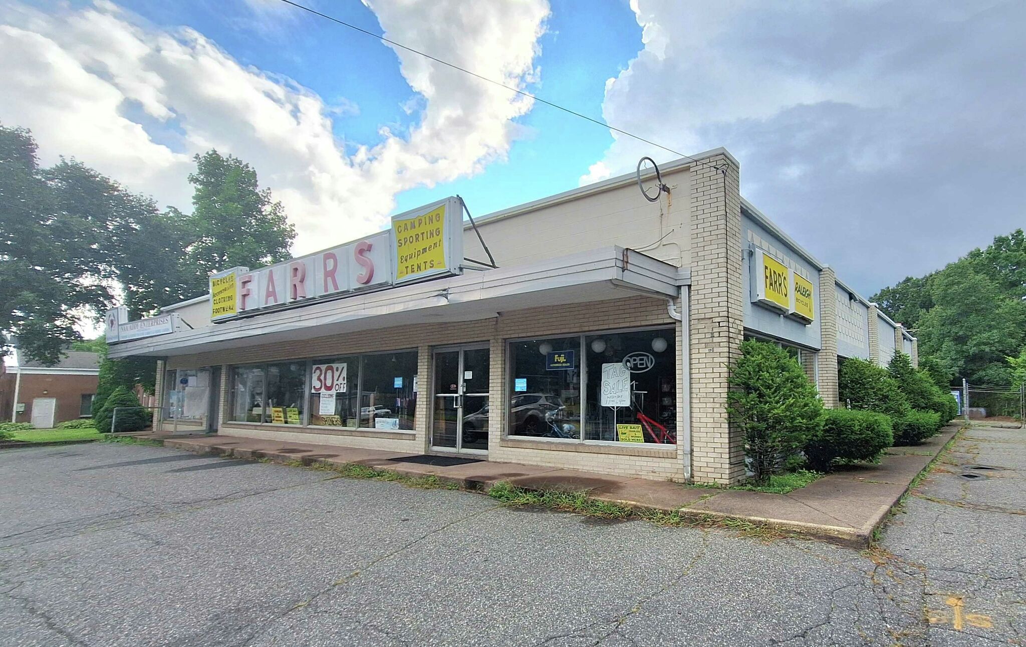 Farr's Sporting Goods building in Manchester hits market for $895,000
