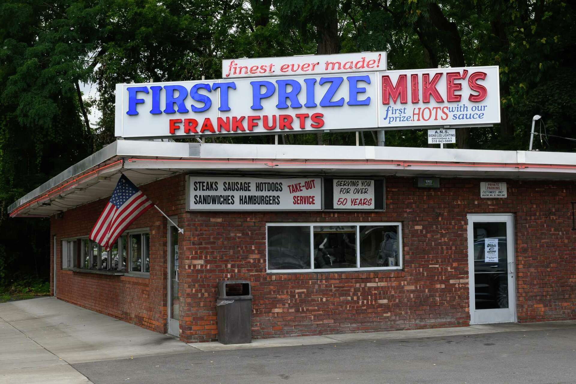 Casey Affleck at Schenectady's Mike's Hot Dogs for Zach Bryan video