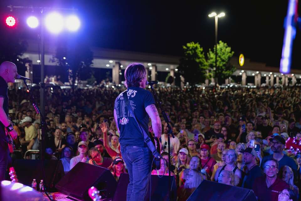 Keith Urban holds pop-up Buc-ee's concert in Georgia