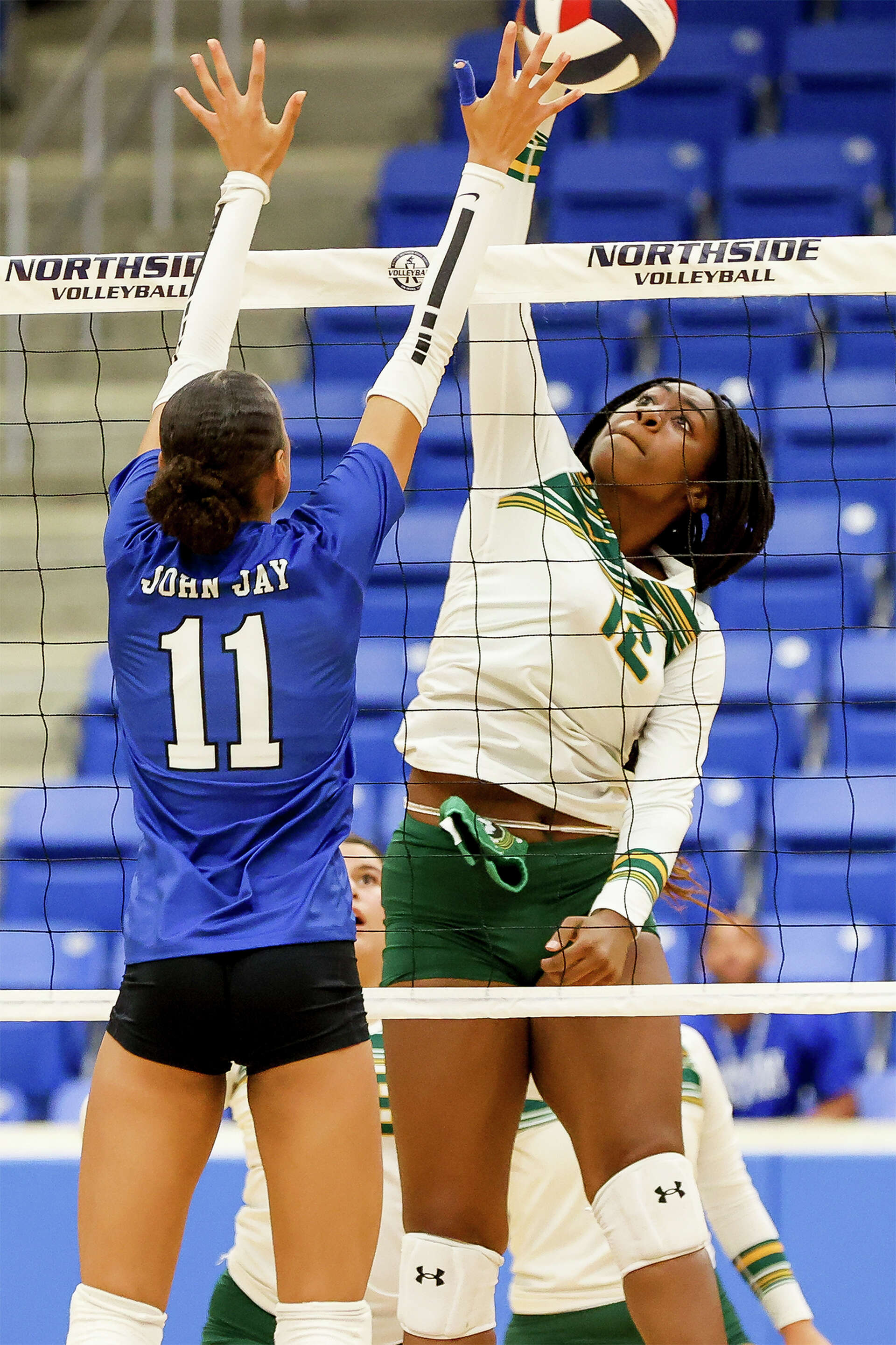 Shyniece Davis helps Jay volleyball take down Holmes