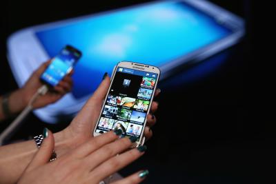 How to Keep a Screen Light On in a Samsung Galaxy S4