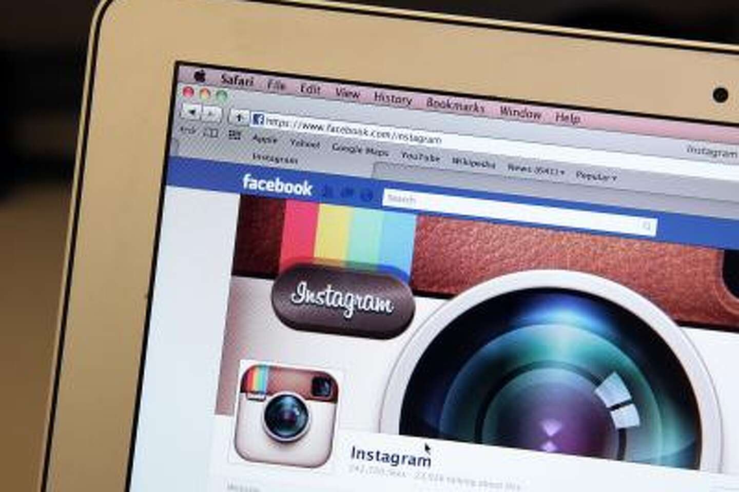 How to Send a Picture to Facebook From a Computer