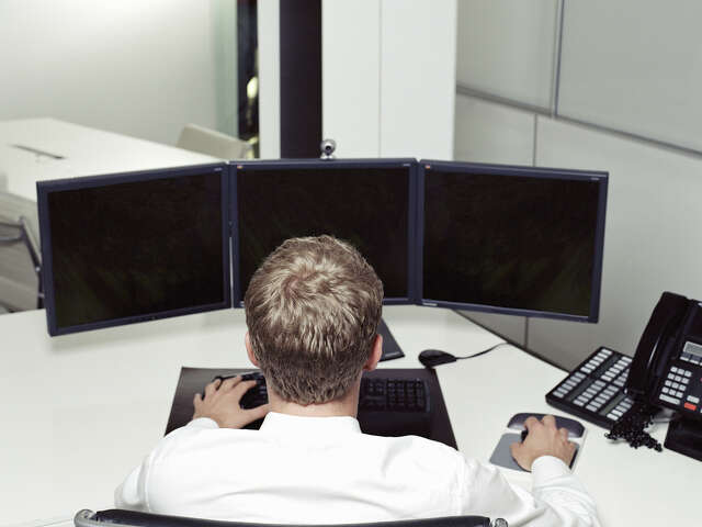 How to Adjust a Samsung Monitor Screen