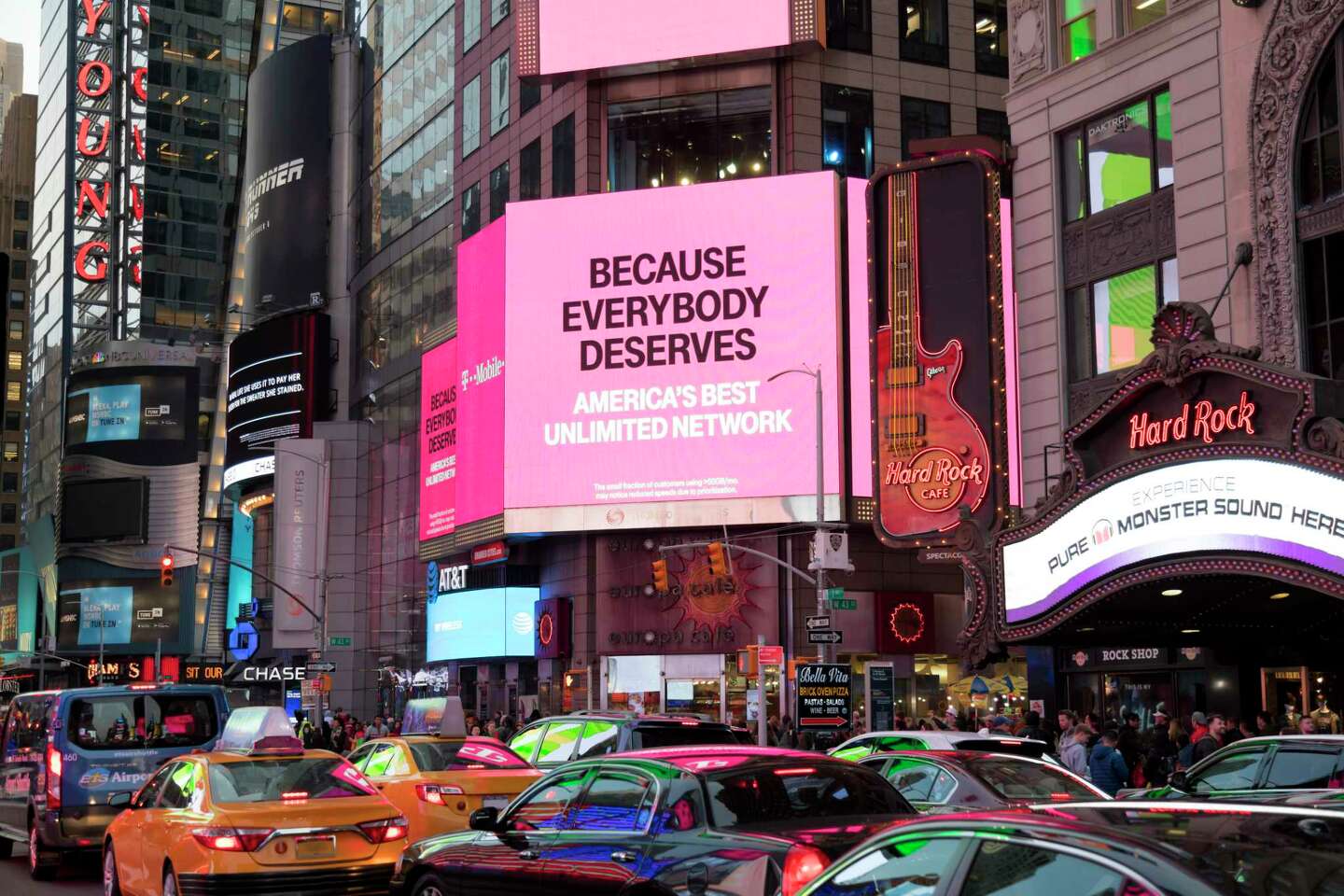 The Advantages & Disadvantages of Billboards As an Advertisement Tool