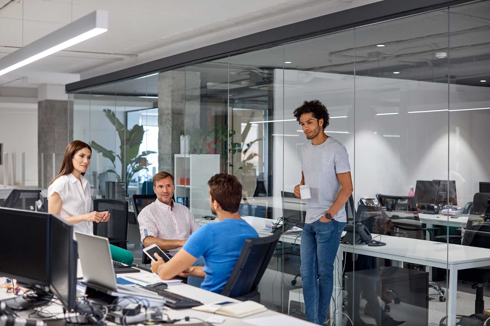 Advantages & Disadvantages When Companies Decentralize