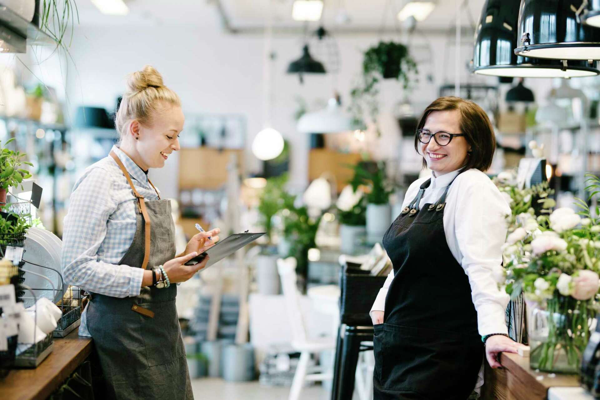 Advantages & Disadvantages of a Specialty Store