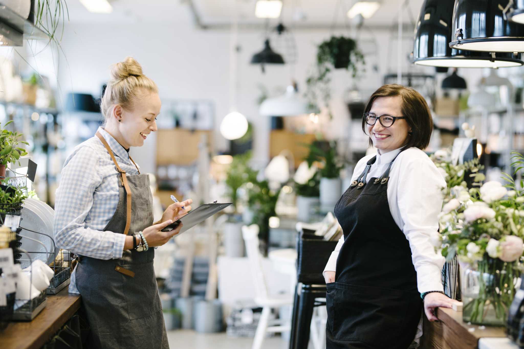 Advantages & Disadvantages of a Specialty Store