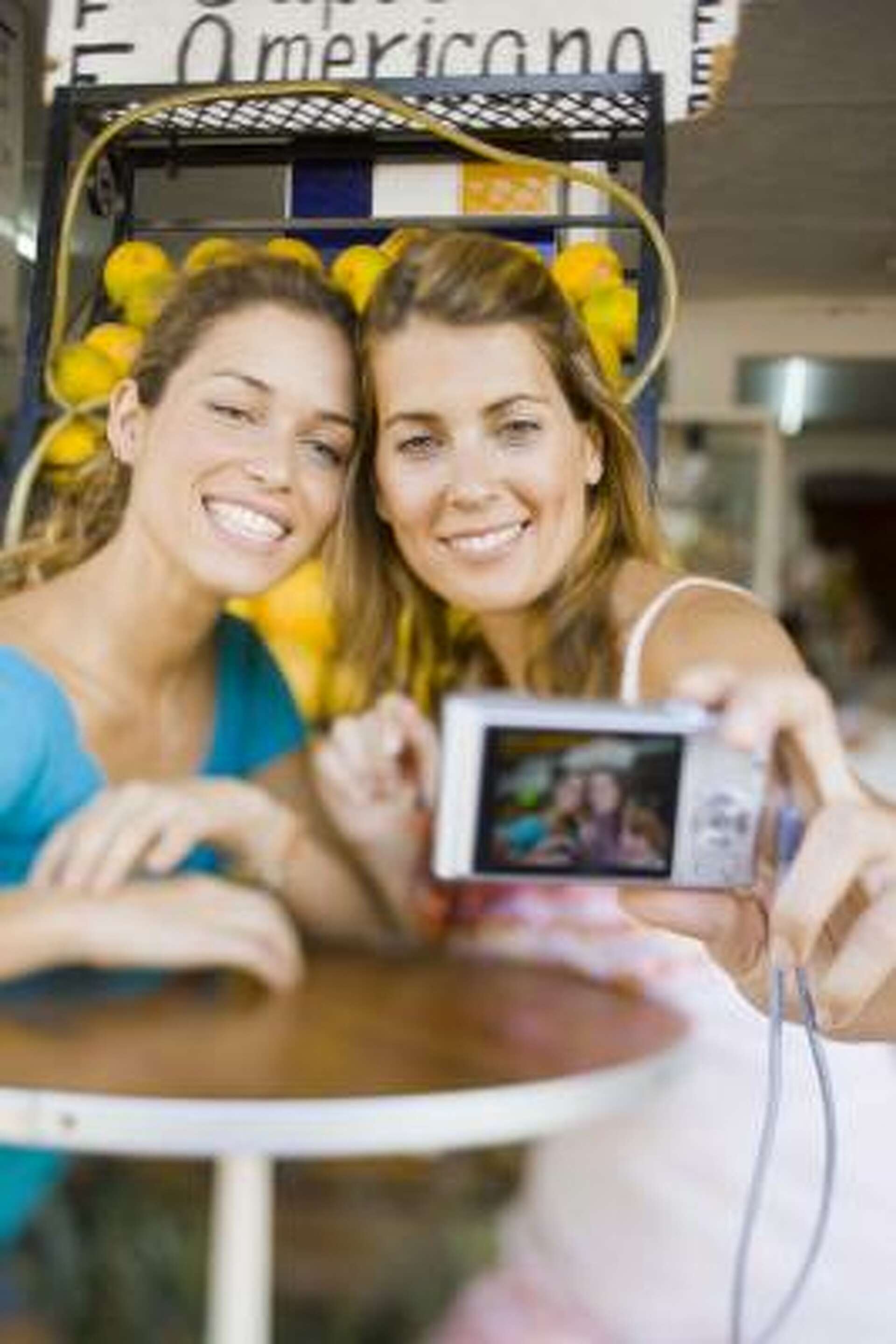 Advantages & Disadvantages of Using a Digital Camera