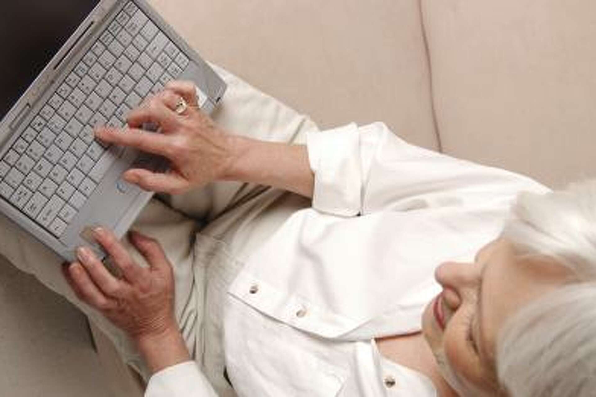 Advantages & Disadvantages of Using the QWERTY Keyboard