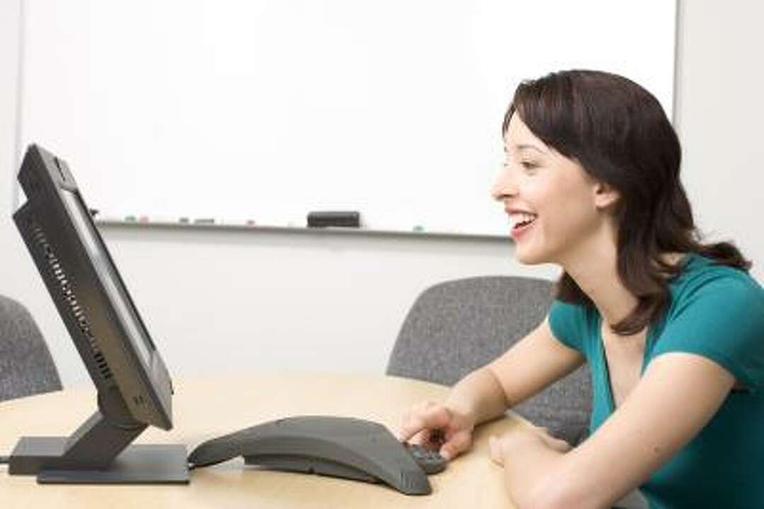 How to Change a Computer's Picture From Full Screen to Widescreen