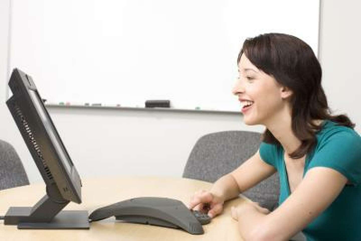 How to Change a Computer's Picture From Full Screen to Widescreen