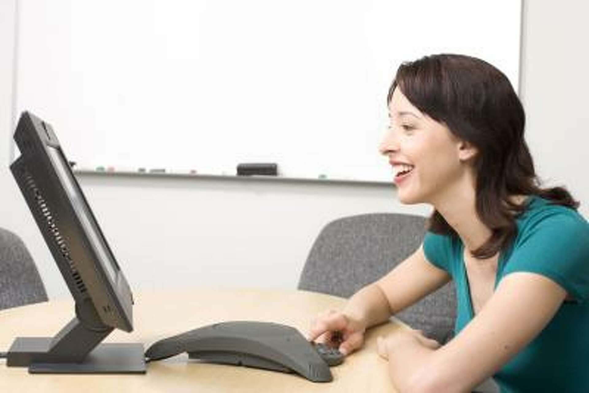 How to Change a Computer's Picture From Full Screen to Widescreen