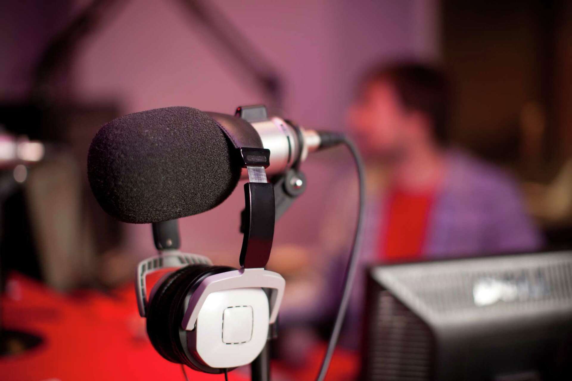 What Is the Advantage of Using TV & Radio Media for Advertising?