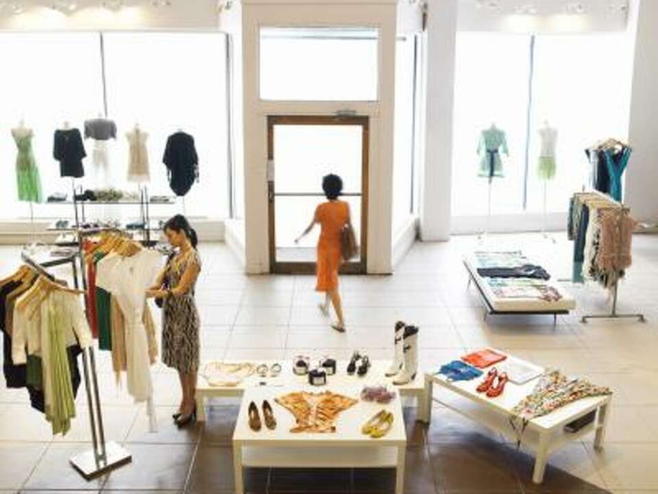 How to Arrange a Clothing Store