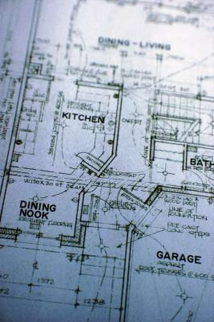 AutoCAD Attachment Vs. Overlay