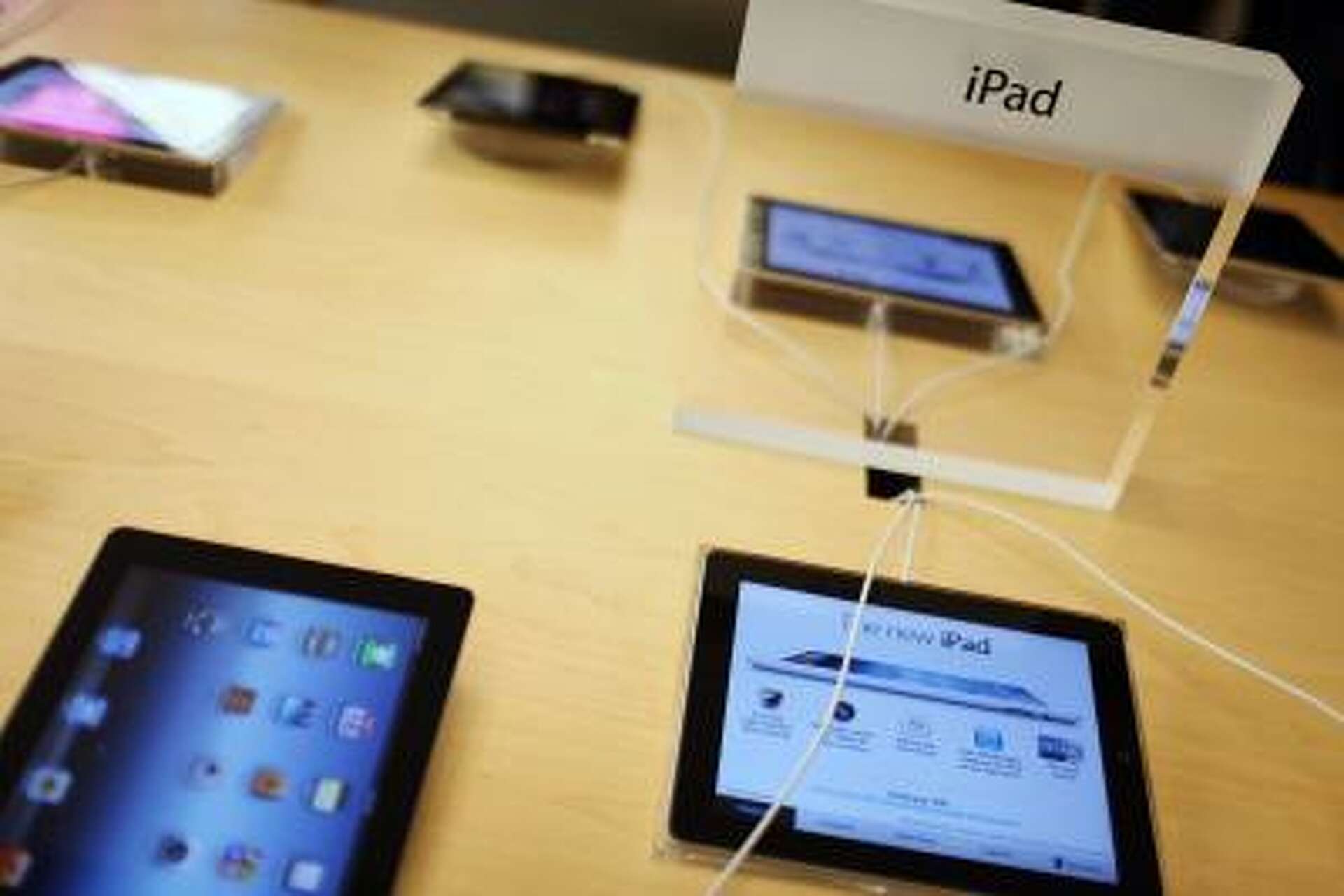 How to Go Back on an iPad Touch Screen