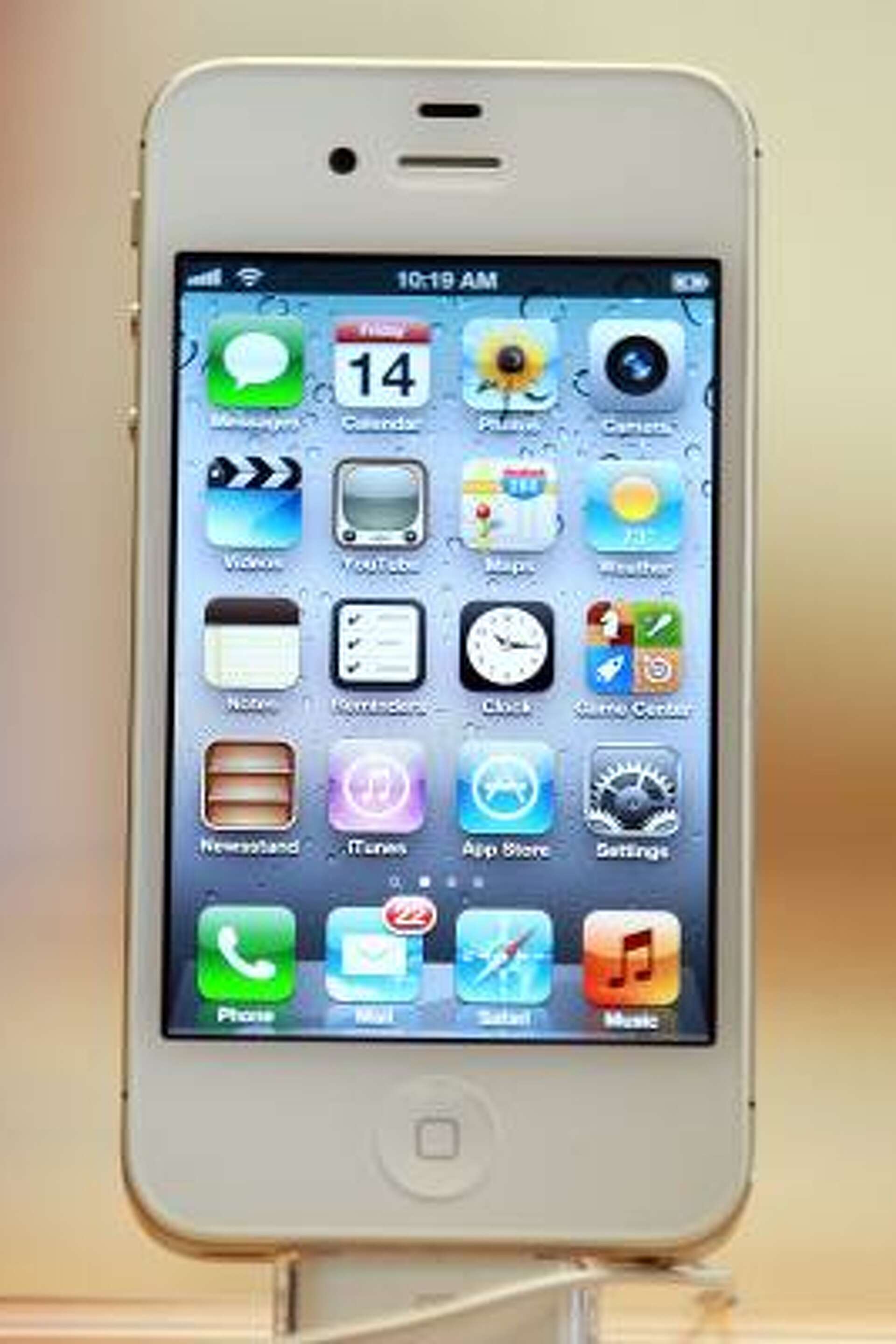 How to Hook an iPhone to a Traditional Projector