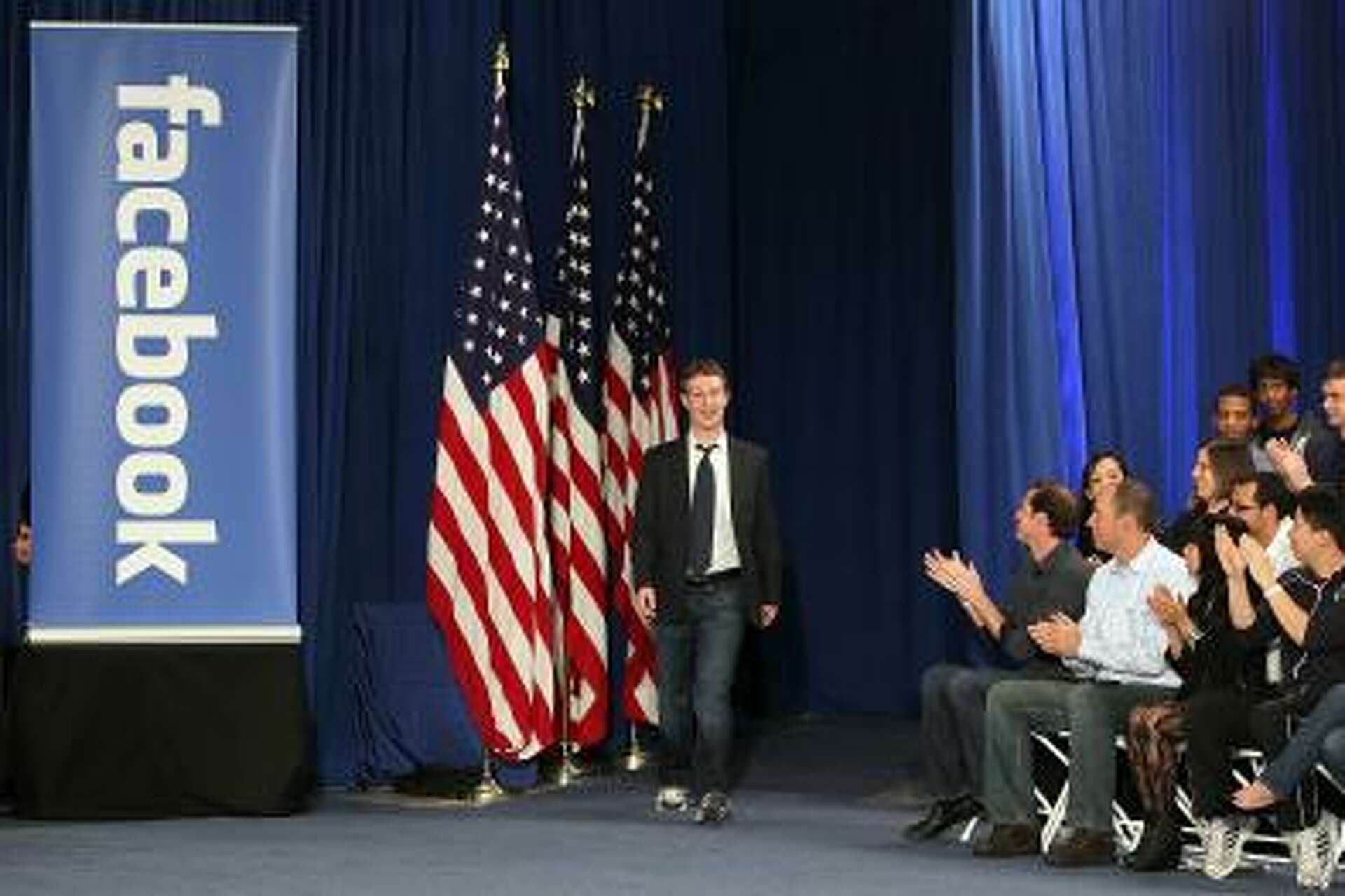 Can Facebook Be Used by Businesses to Communicate Internally?