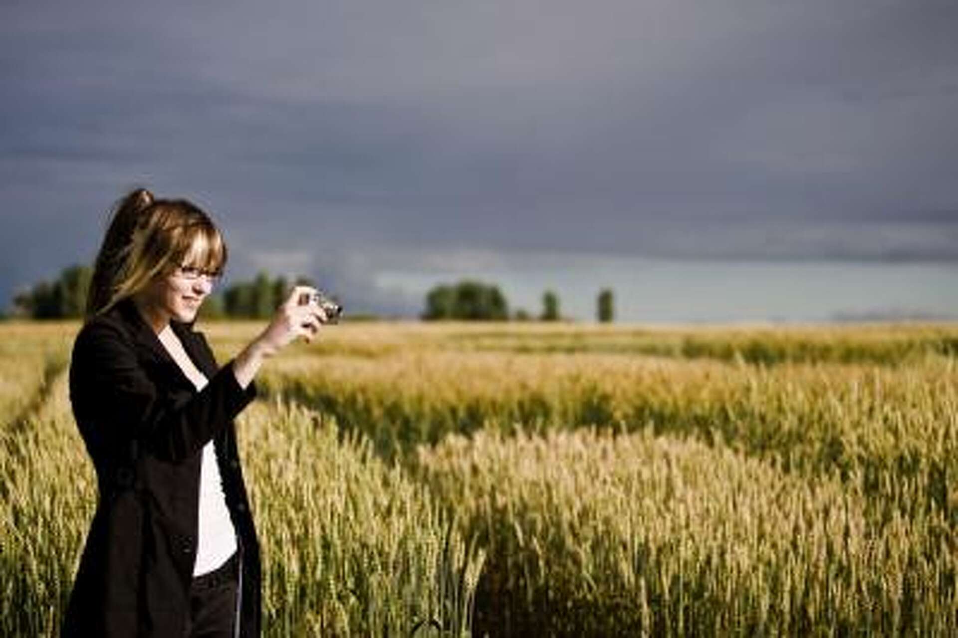 How to Change the Shutter Speed on a Sony Cyber Shot