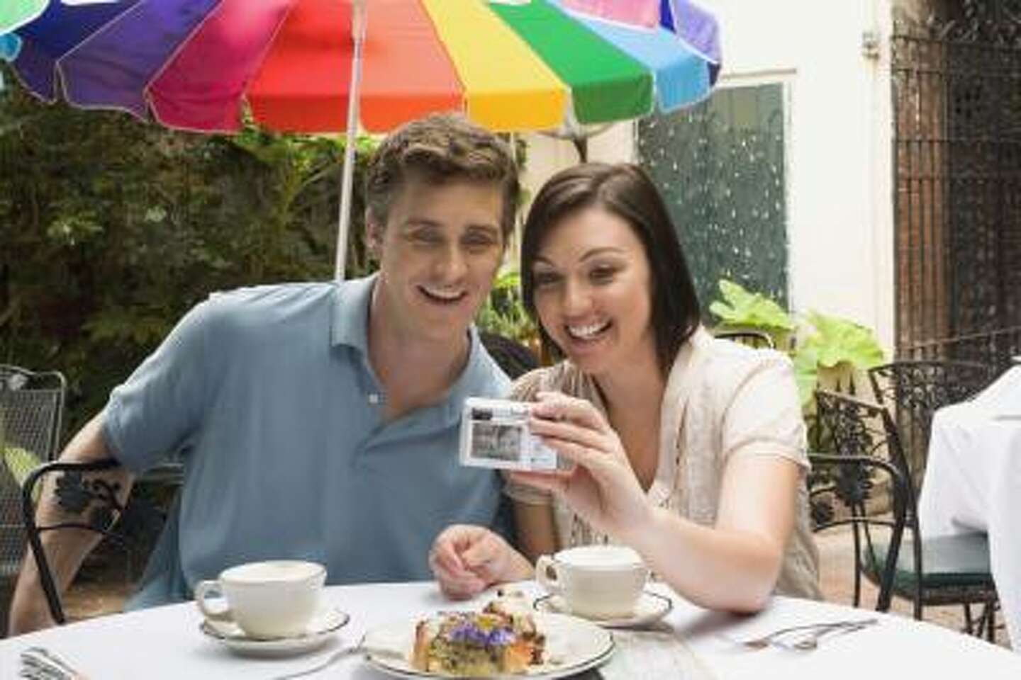 How to Charge the Battery of a Sony Cyber-shot Camera