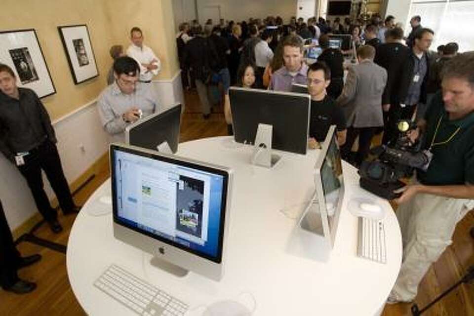 How to Load a Disk onto an Apple iMac Computer