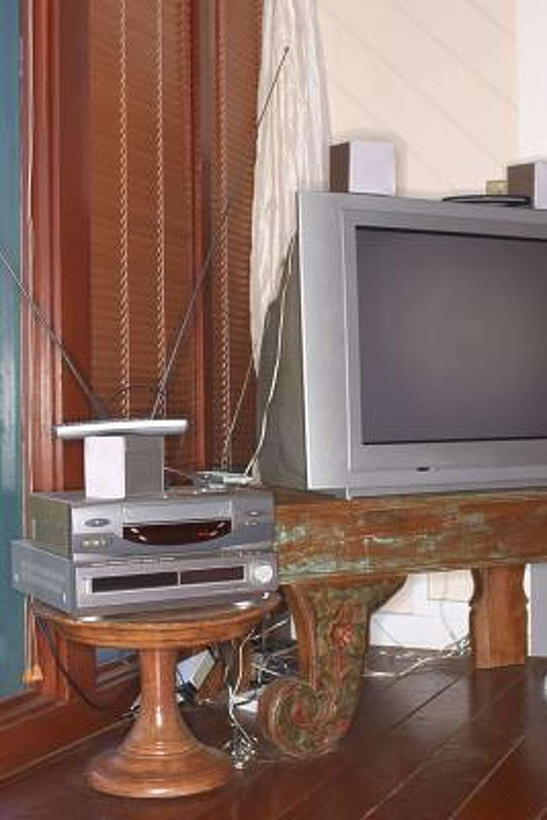 How to Connect the Output of a VCR to a MacBook Pro