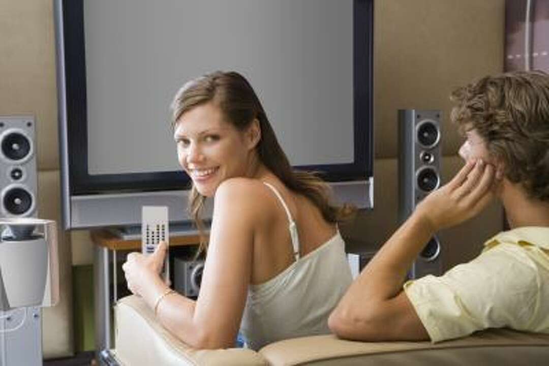 How to Connect a PC to an LCD HDTV Via Ethernet