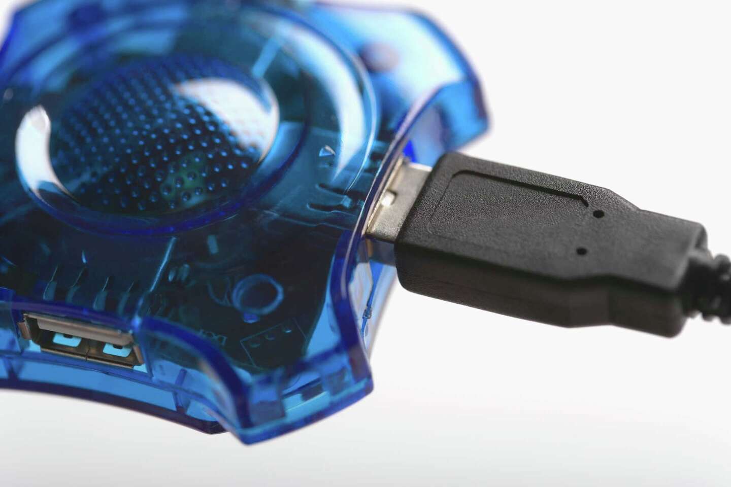 What Is the Difference Between Powered & Non-Powered USB Hubs?