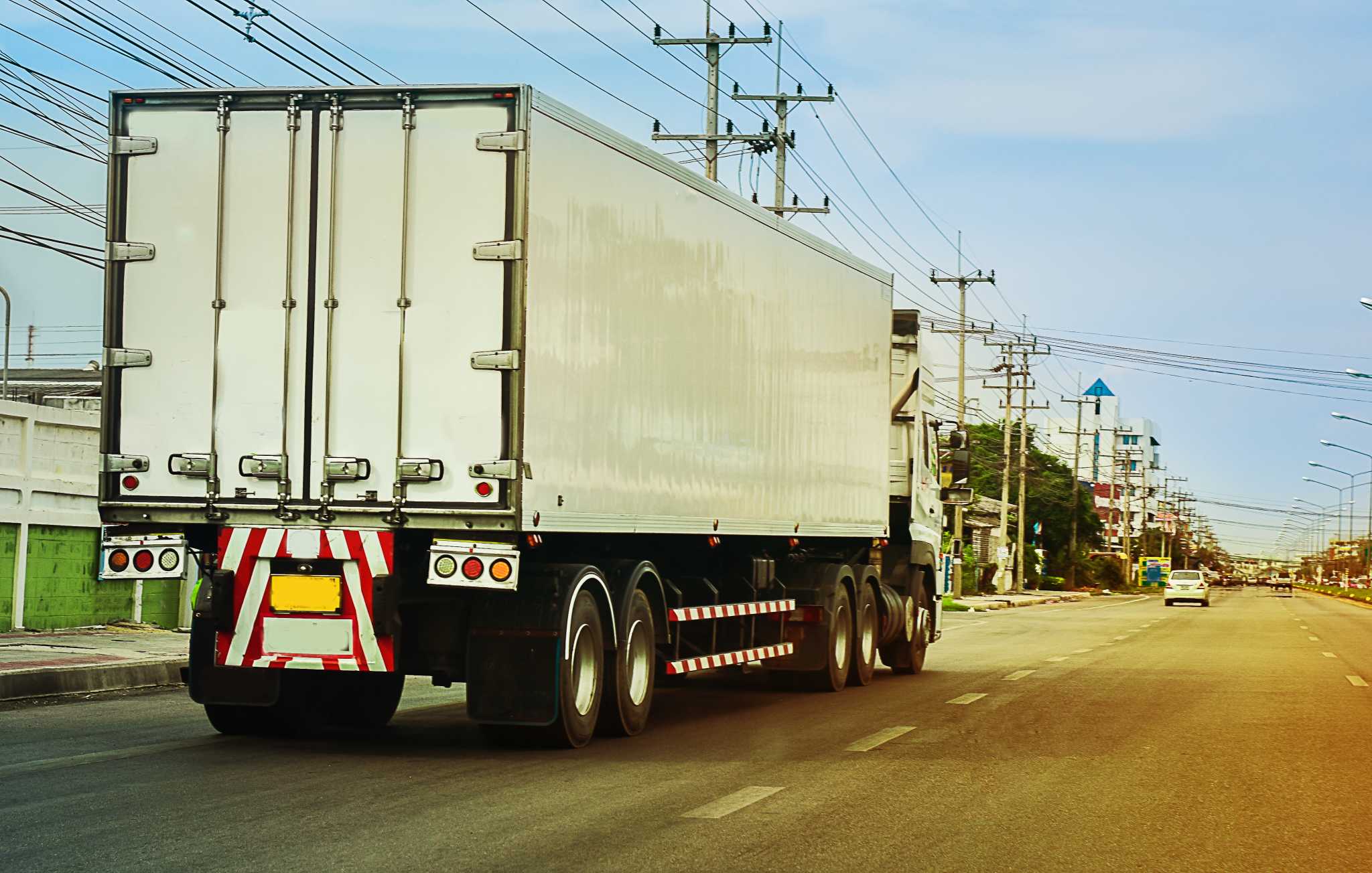 What Is the Difference Between CIF & FOB?