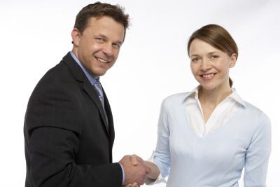What Is the Difference Between an Operating Partner & Franchisee?