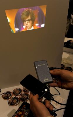 What Is the Difference Between an Overhead Projector & a Data Projector?