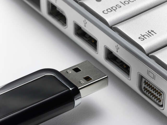 What Is the Difference Between Powered & Non-Powered USB Hubs?