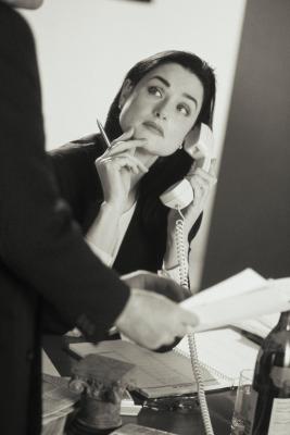 Difference Between a Secretary & a Receptionist