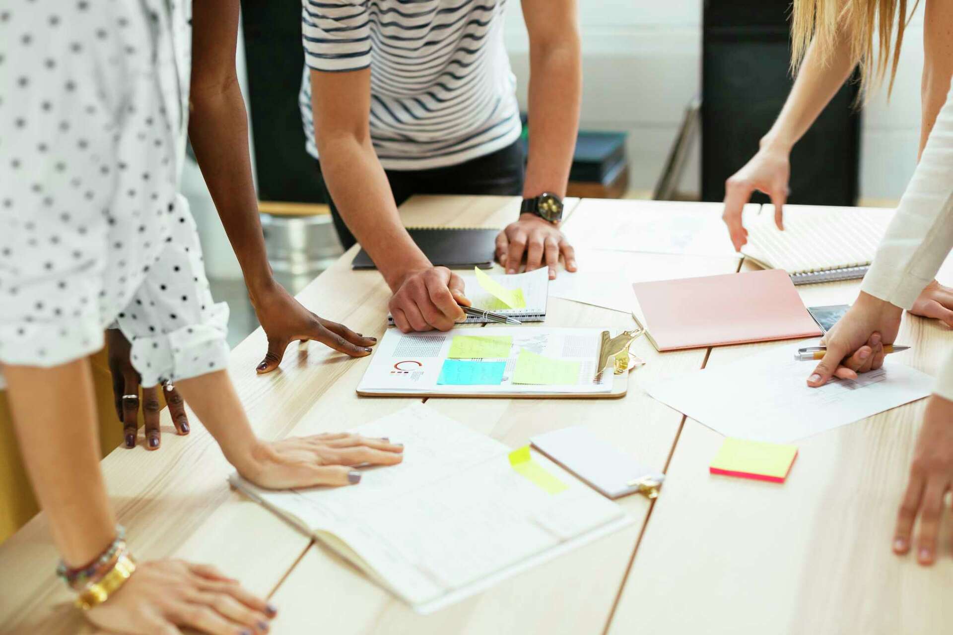 Differences Between Associate and Analyst in a Consulting Business