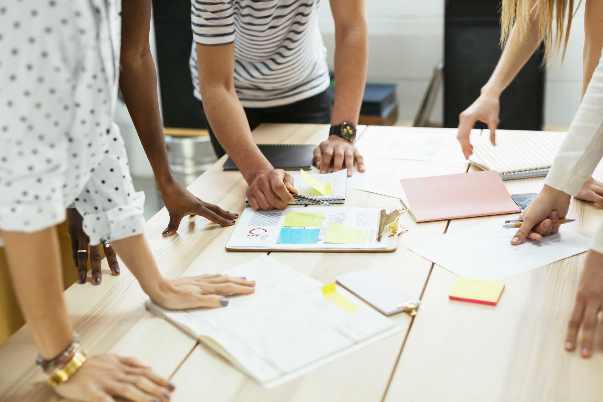 Differences Between Associate and Analyst in a Consulting Business
