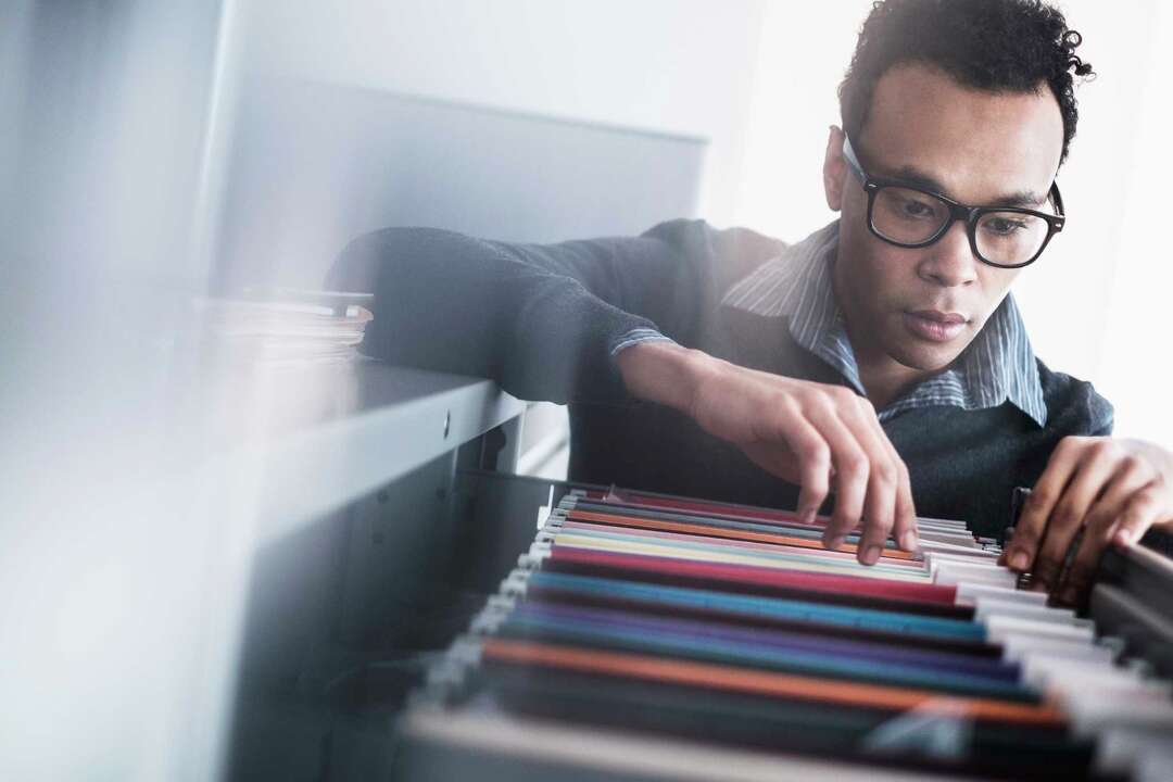 Different Ways to File Documents in a Filing Cabinet