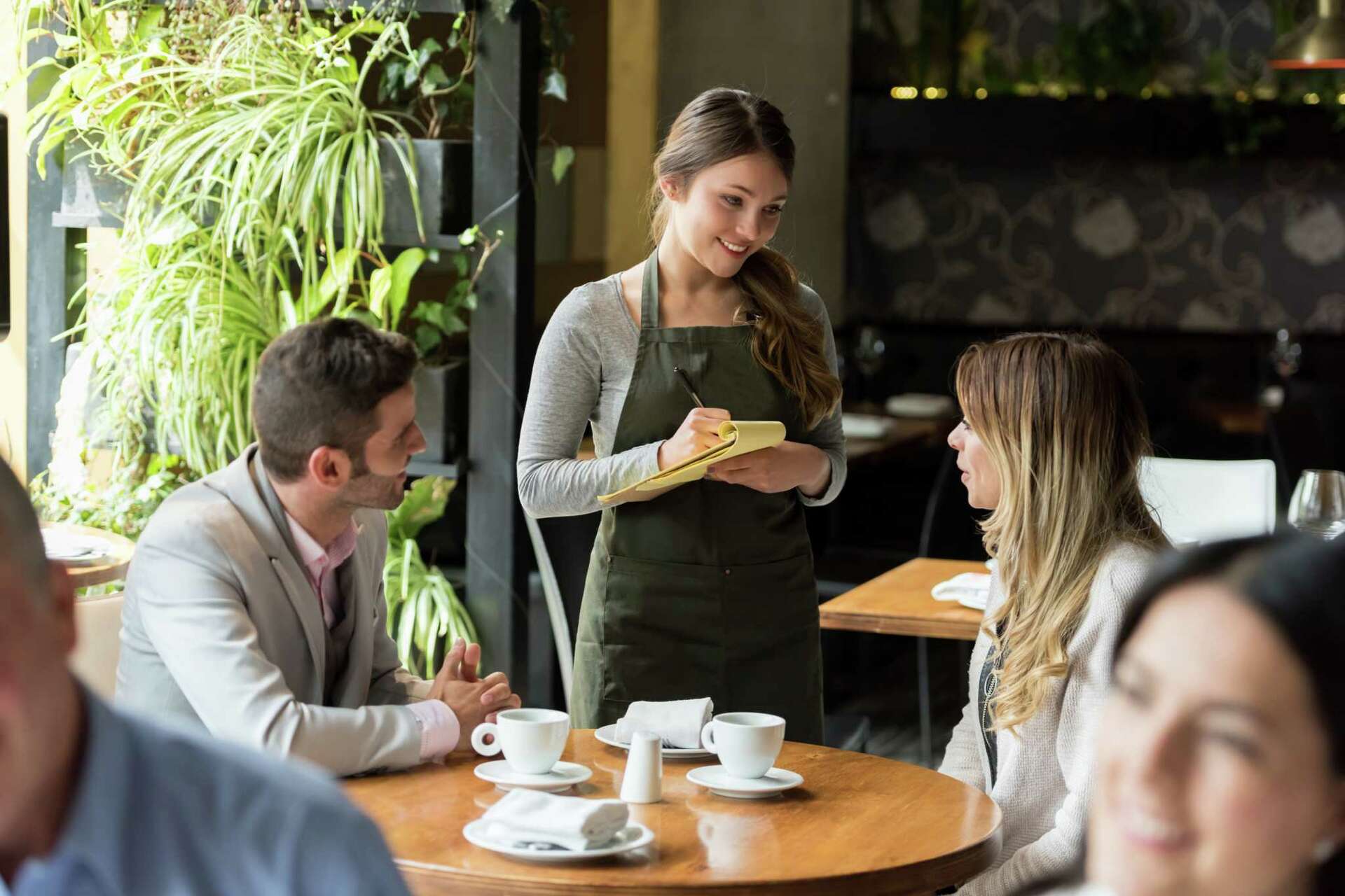 What Are Examples of Good Service in the Restaurant Industry?