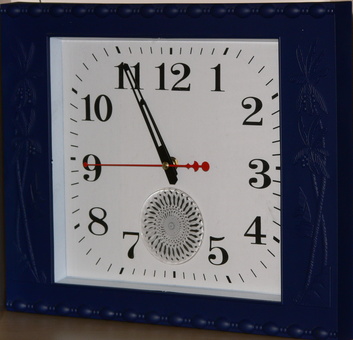 Pros & Cons of a Time Clock in the Workplace