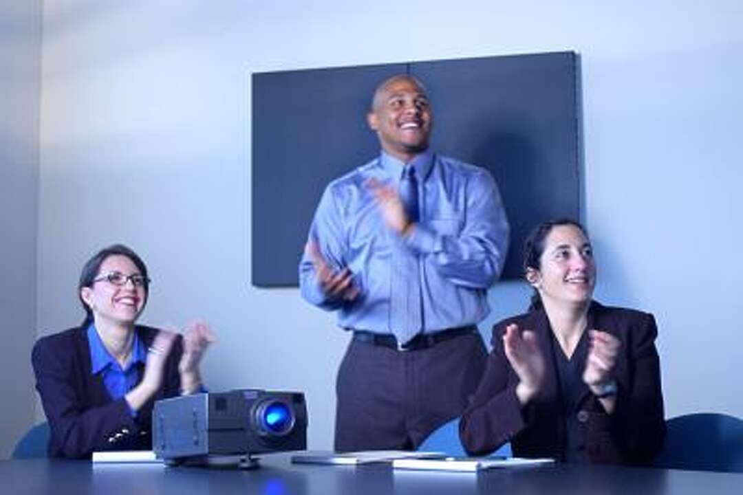 How to Hook Up a Projector As a Secondary Screen to My PC