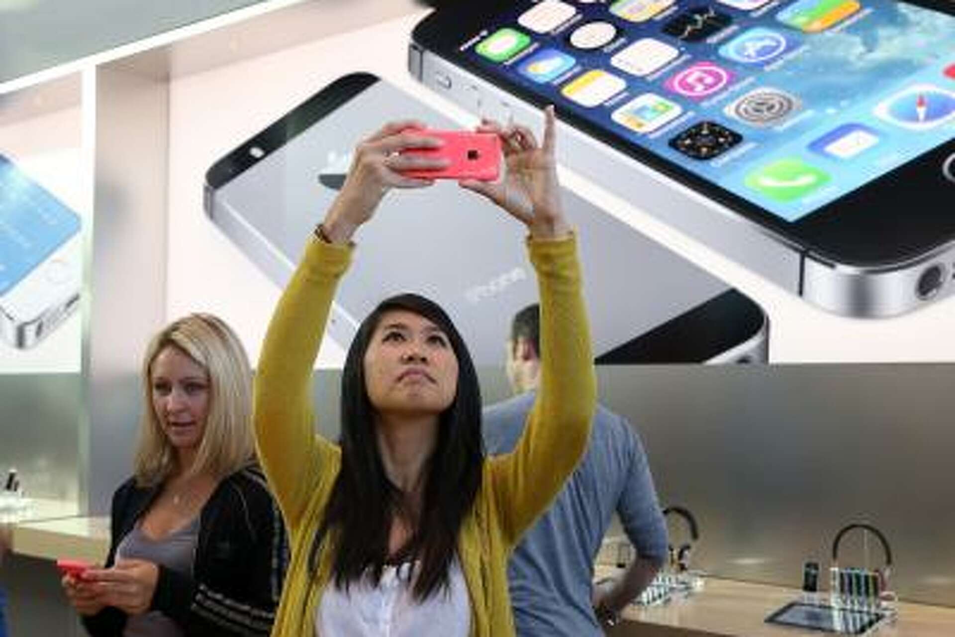 How to Move Photos From an IPhone Camera Roll to a PC