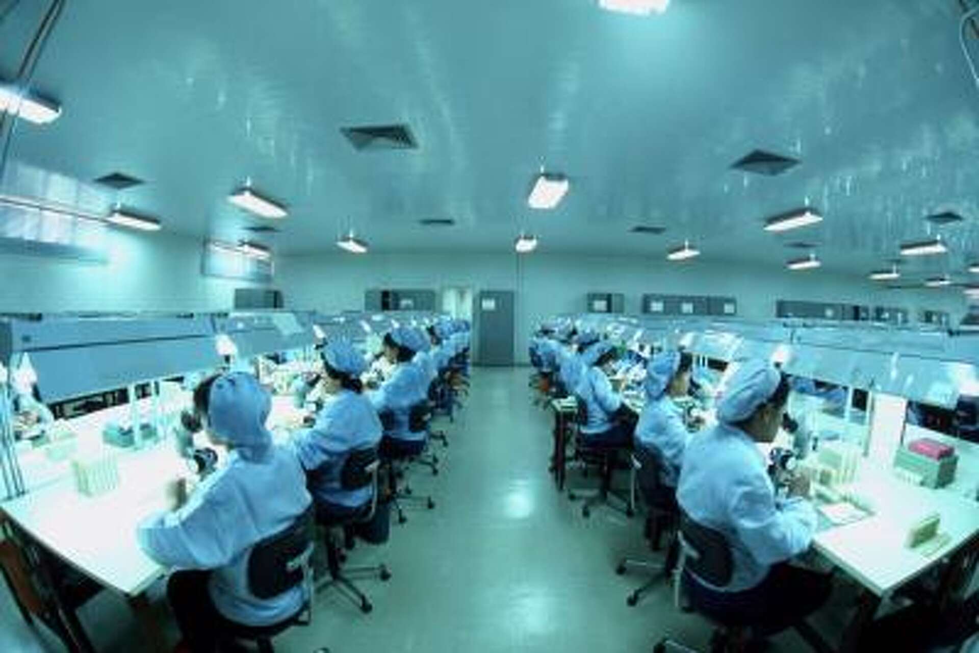 How Do Operations Determine the Organizational Structure of a Business?