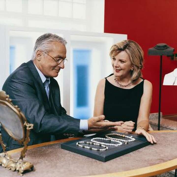 What Organizational Structure Would Be Best for a Jewelry Store?