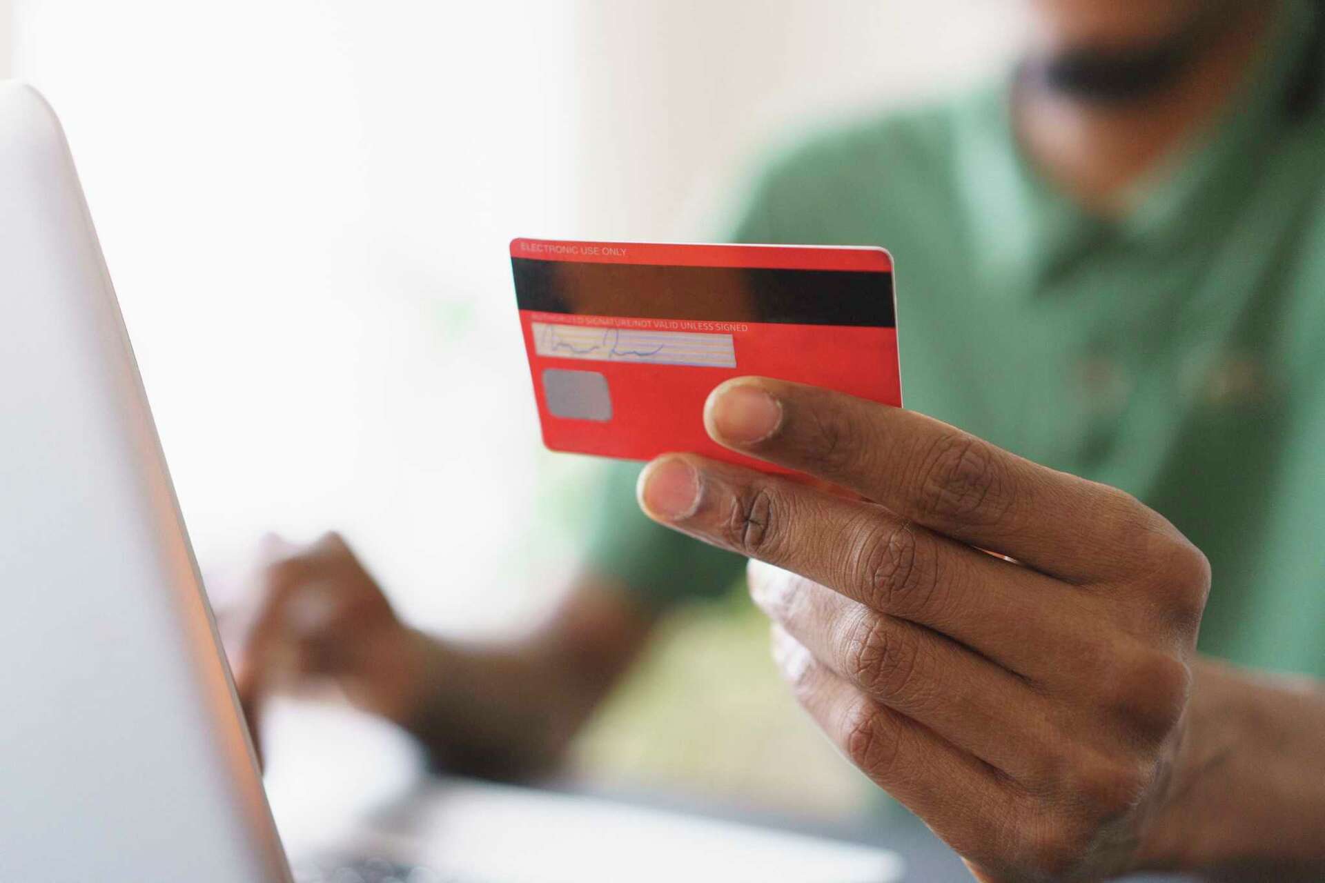 The Pros & Cons of a Retail Store Vs. an Online Store