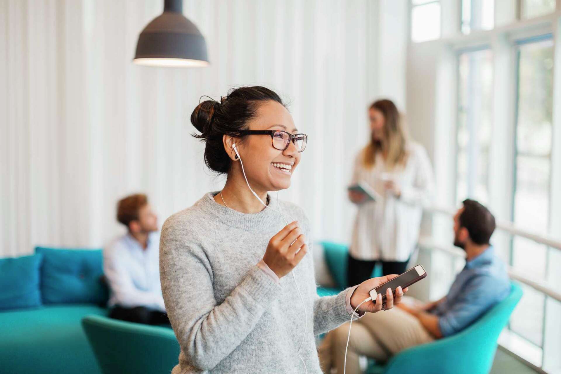 What Is the Role of the Cell Phone in Communication Today?