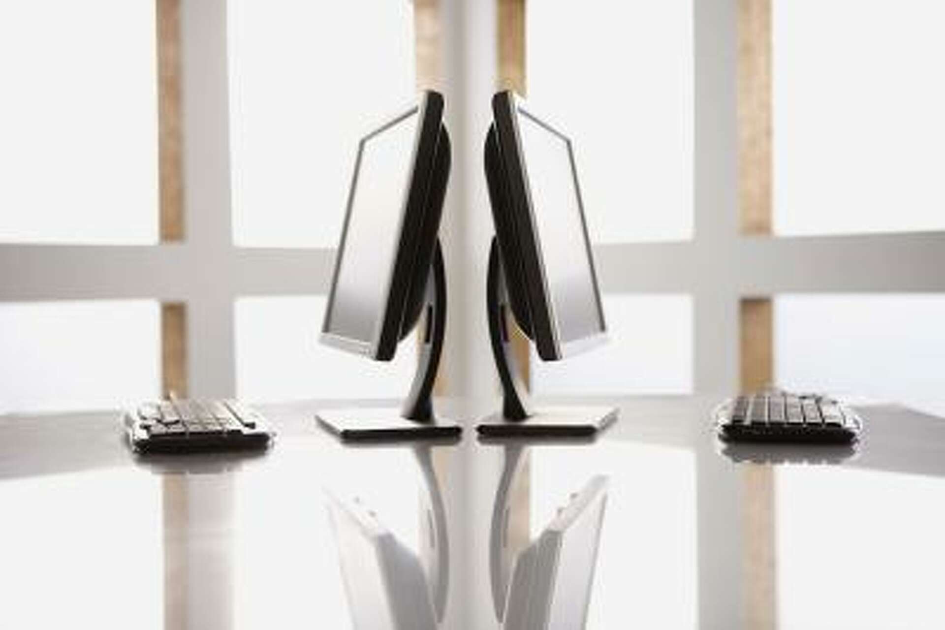 How to Get a Screensaver to Display on Dual Monitors