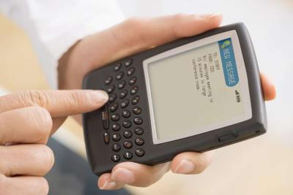 How to Set Up Text Message Signatures on a Cell Phone