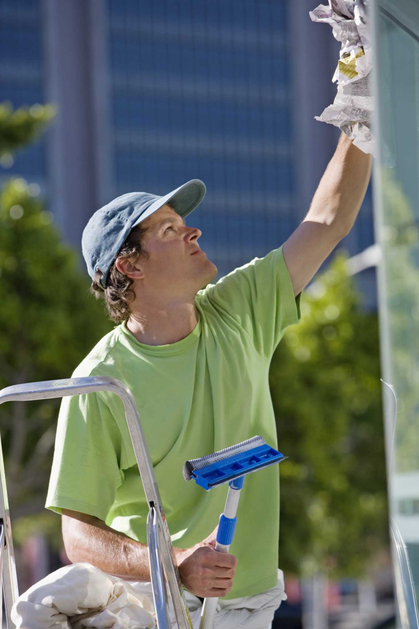 How to Start a Ground Floor Window Washing Business