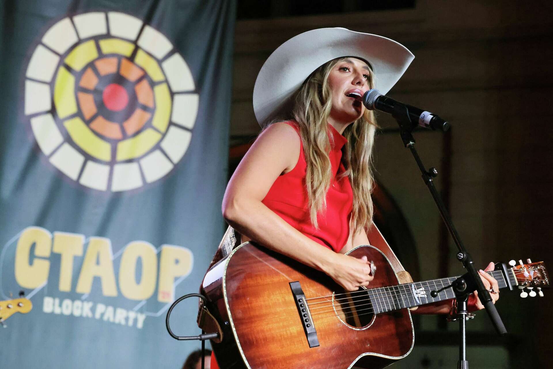 Lainey Wilson to perform 'Yellowstone' concert in Fort Worth