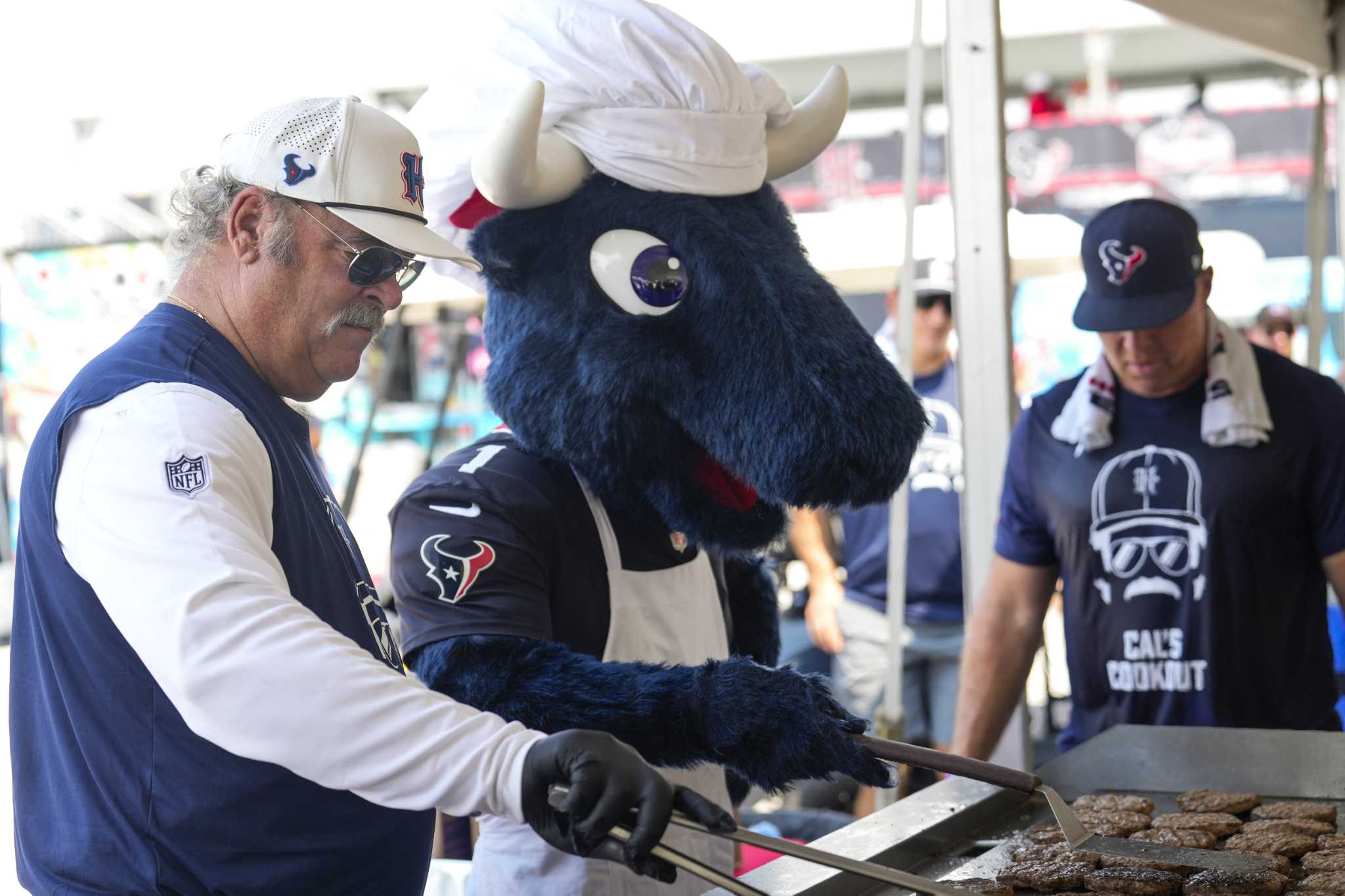 Cal's Cookout: Texans owner Cal McNair grills for fans after practice