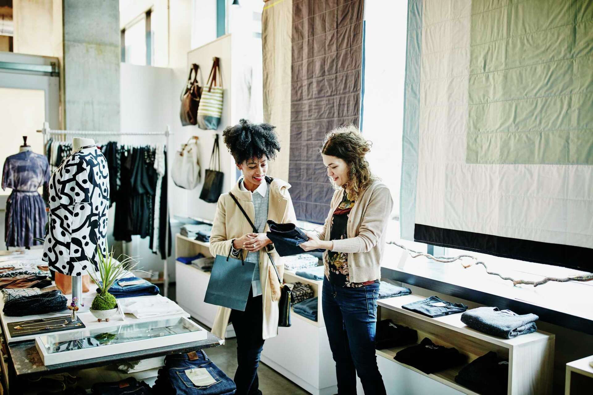 How to Start a Women's Clothing Retail Business